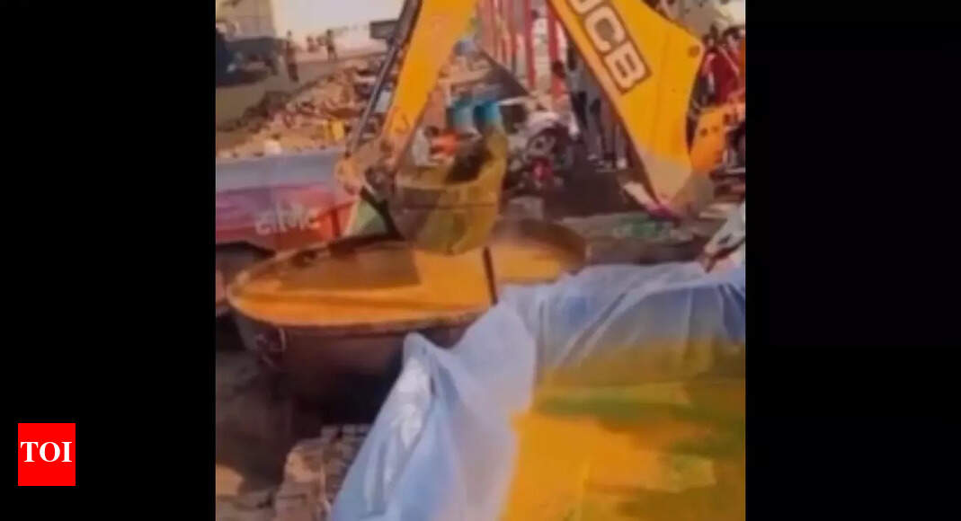 Watch: JCB machine and concrete mixer used to make Bhandara in Madhya ...