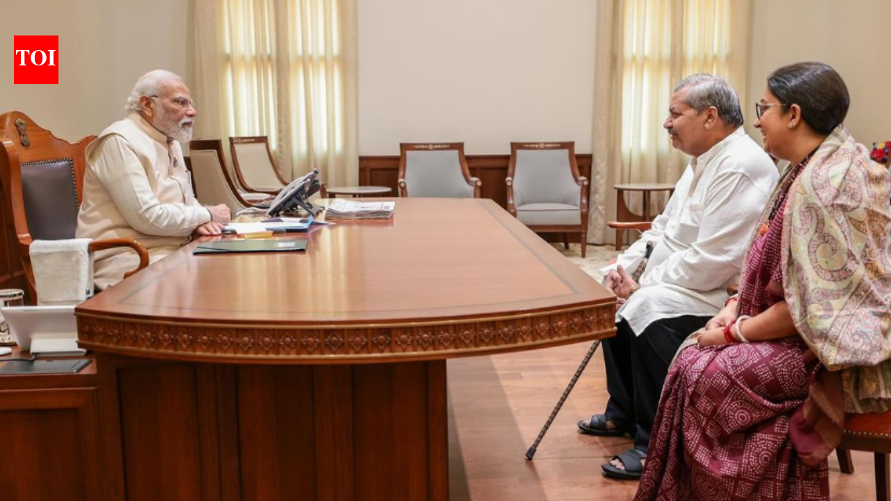 Smriti Irani: Smriti Irani takes her father to meet PM Narendra Modi ...