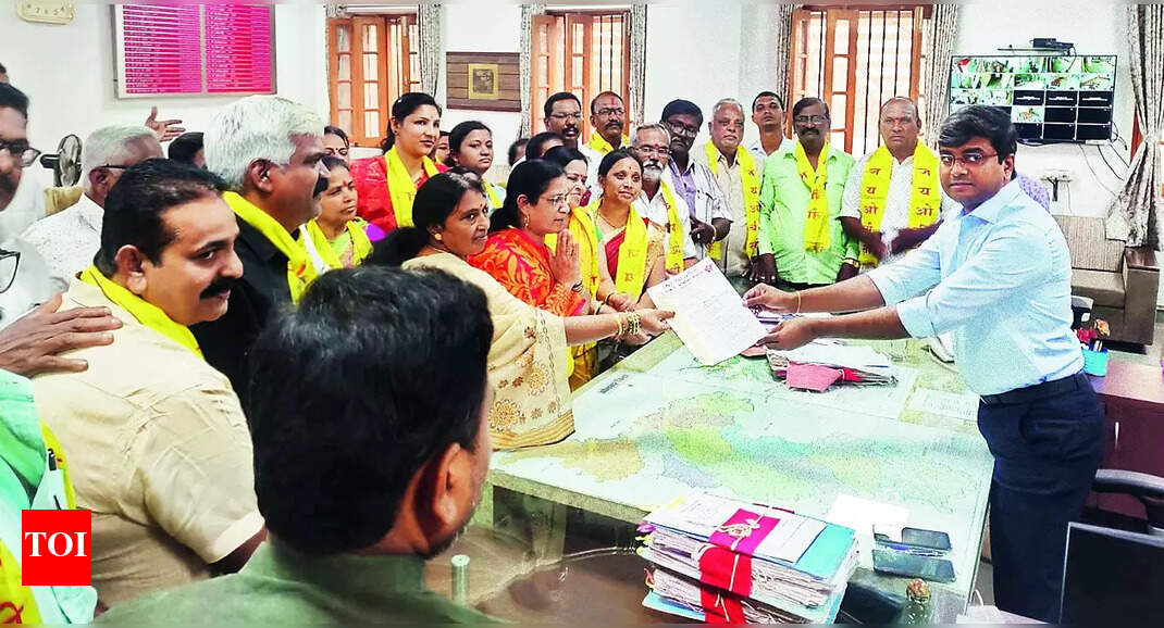 OBC Samaj Protests: Obc Samaj Protests At Kolhapur Dist Collectorate ...