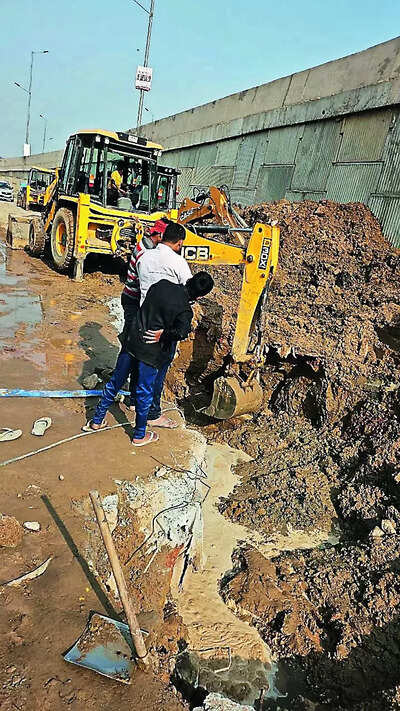 Taps Sputter As Pipe Breach Hits Water Supply | Gurgaon News - Times of ...