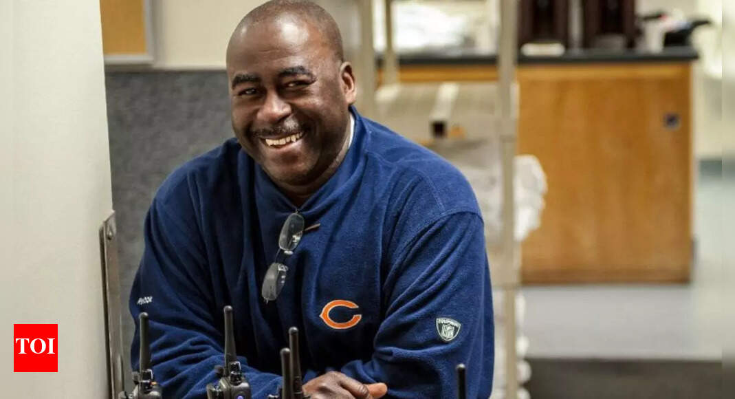 Chicago Bears' Tony Medlin honored with "Give a Hand Out to Give a Hand ...
