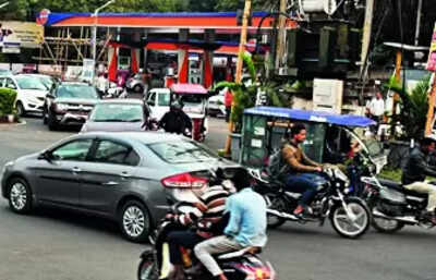 Traffic Chaos: Traffic Chaos and Accidents at Char Imli Crossing Bhopal ...