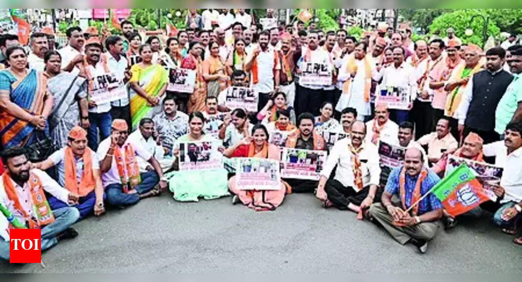 Corrupt Cong Leaders: Protest Against Corrupt Congress Leaders in ...