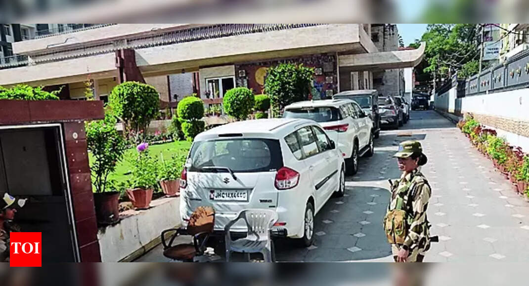 I-T Officials: I-T officials inspect Sahu’s residence with machines ...