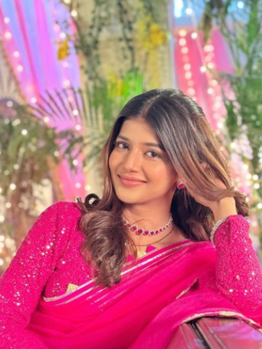 Yeh Rishta's Abhira aka Samridhii Shukla's top 15 glam outfits | Times ...