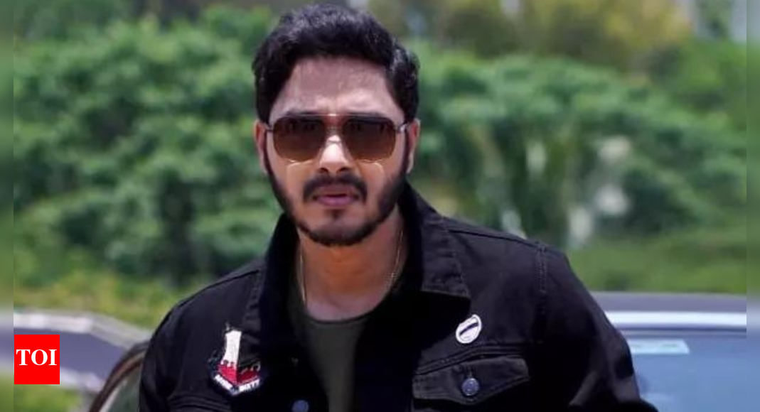 Actor Shreyas Talpade (47) suffers heart attack, in hospital | Mumbai News - Times of India