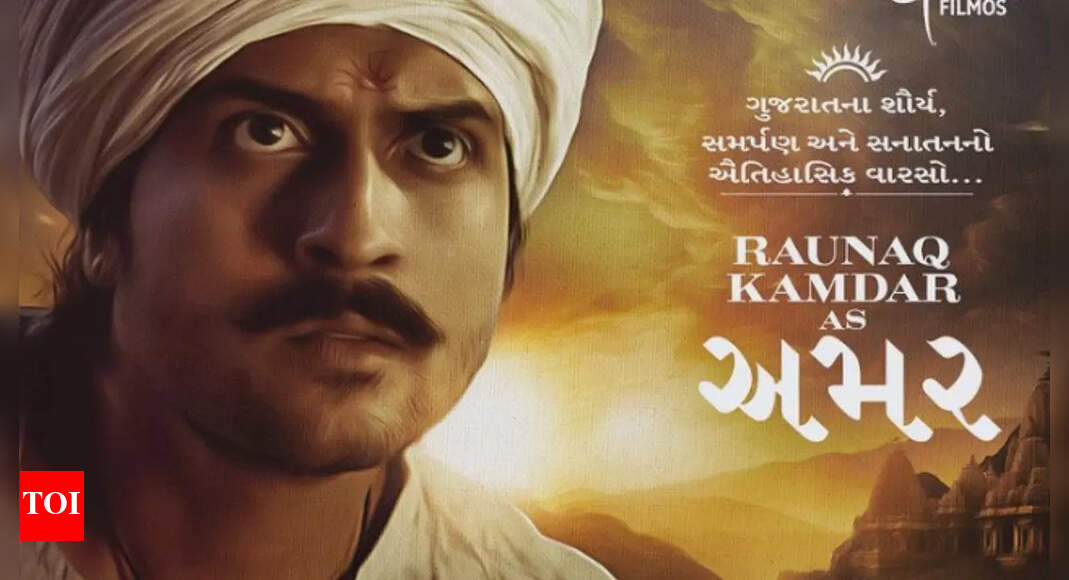 Raunaq Kamdar unveils character look as Amar in 'Kasoombo' | Gujarati ...