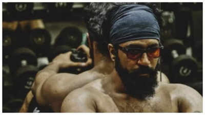 Vicky Kaushal flaunts his muscular physique as he trains hard for ...