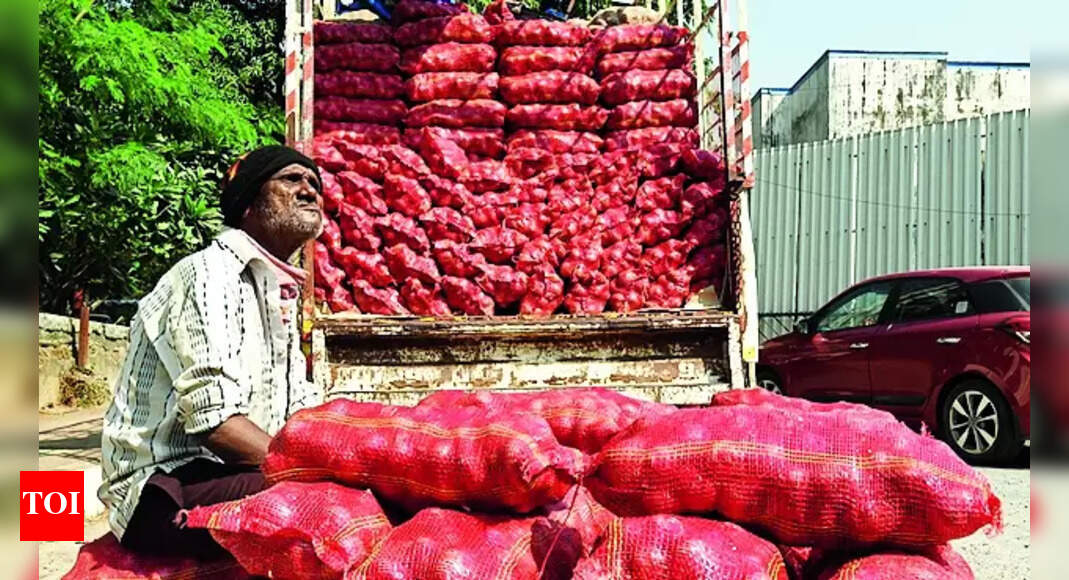 Onion Prices: Worries mount as onion prices drop after Centre's export ban | Hubballi News ...