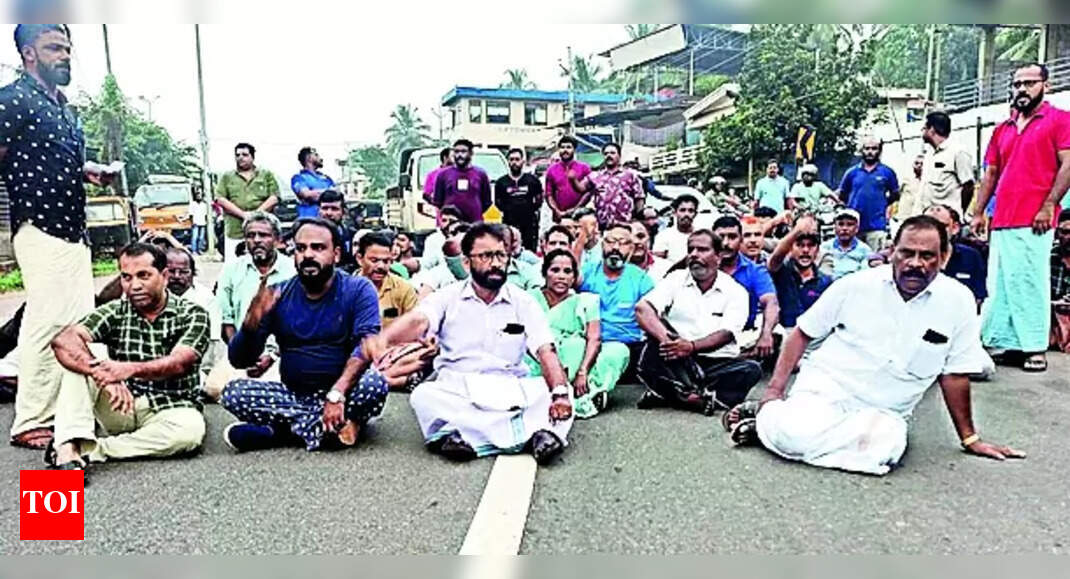 Manjeri: Manjeri bids adieu to accident victims | Kochi News - Times of ...