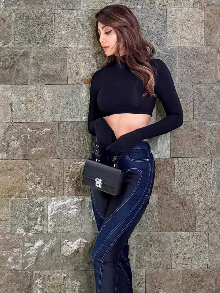 Shilpa Shetty makes heads turn in a black cropped top and double-toned ...