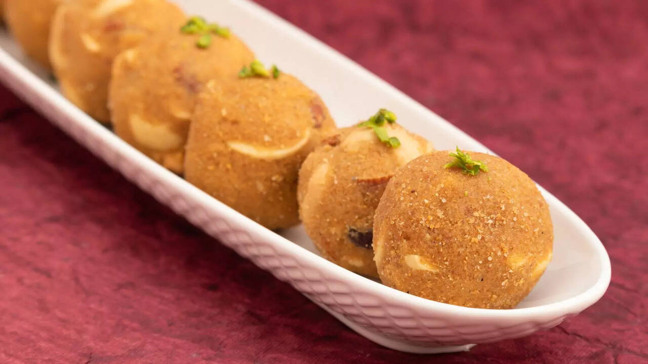 Aata Gud Ladoo Recipe: Winter's Tempting Sweet Treats With Pro Tips!
