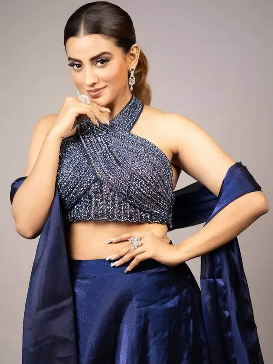Akshara Singh showcases a camera-friendly visage | Times of India