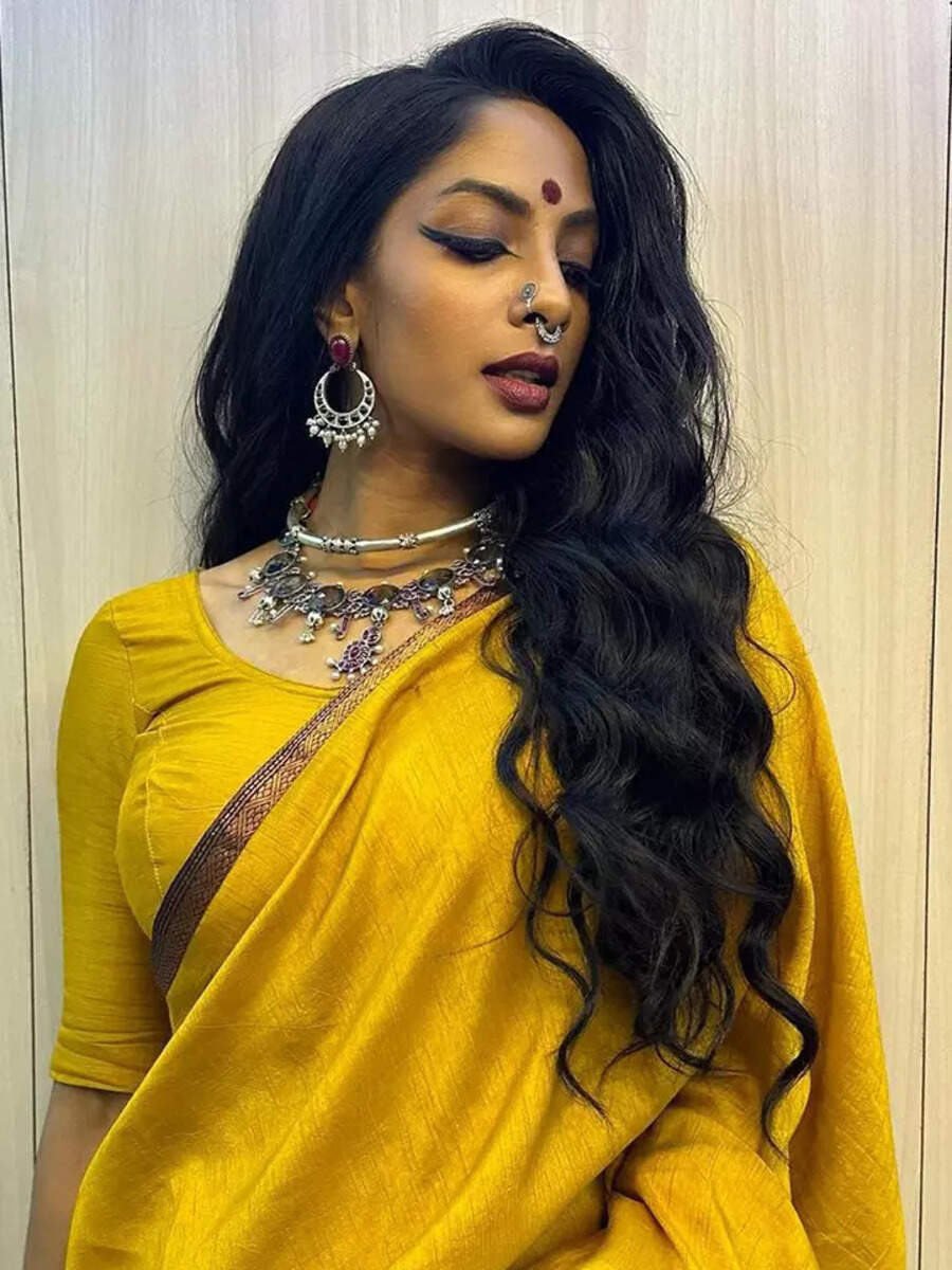 Salaar actress Sriya Reddy radiates ethnic elegance in yellow saree ...