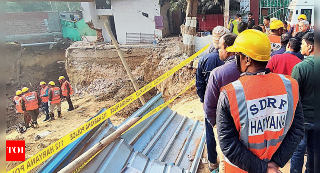 Gurgaon: Worker buried alive 15ft under soil mound as wall collapses | Gurgaon News - Times of India