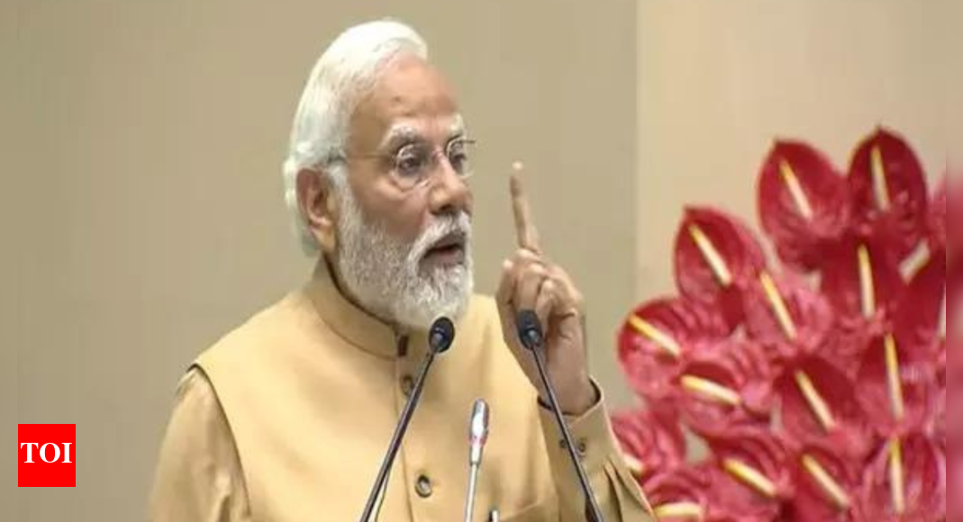 PM Modi hands over 218 crore dues to Hukumchand Mill workers | India ...
