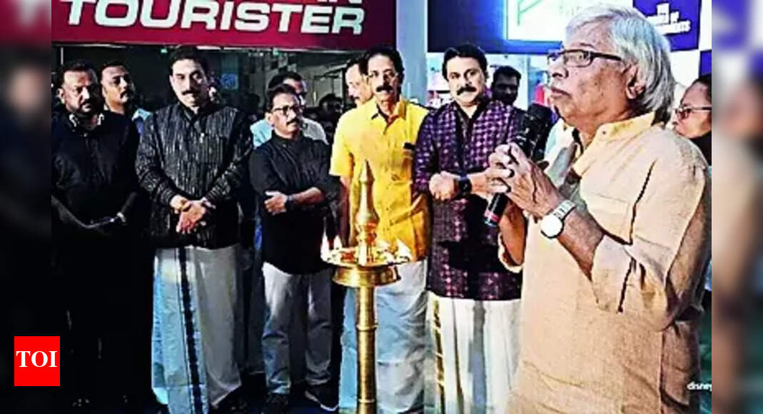 CPM Leaders: CPM Leaders Share Stage with Acquitted BJP Worker in ...