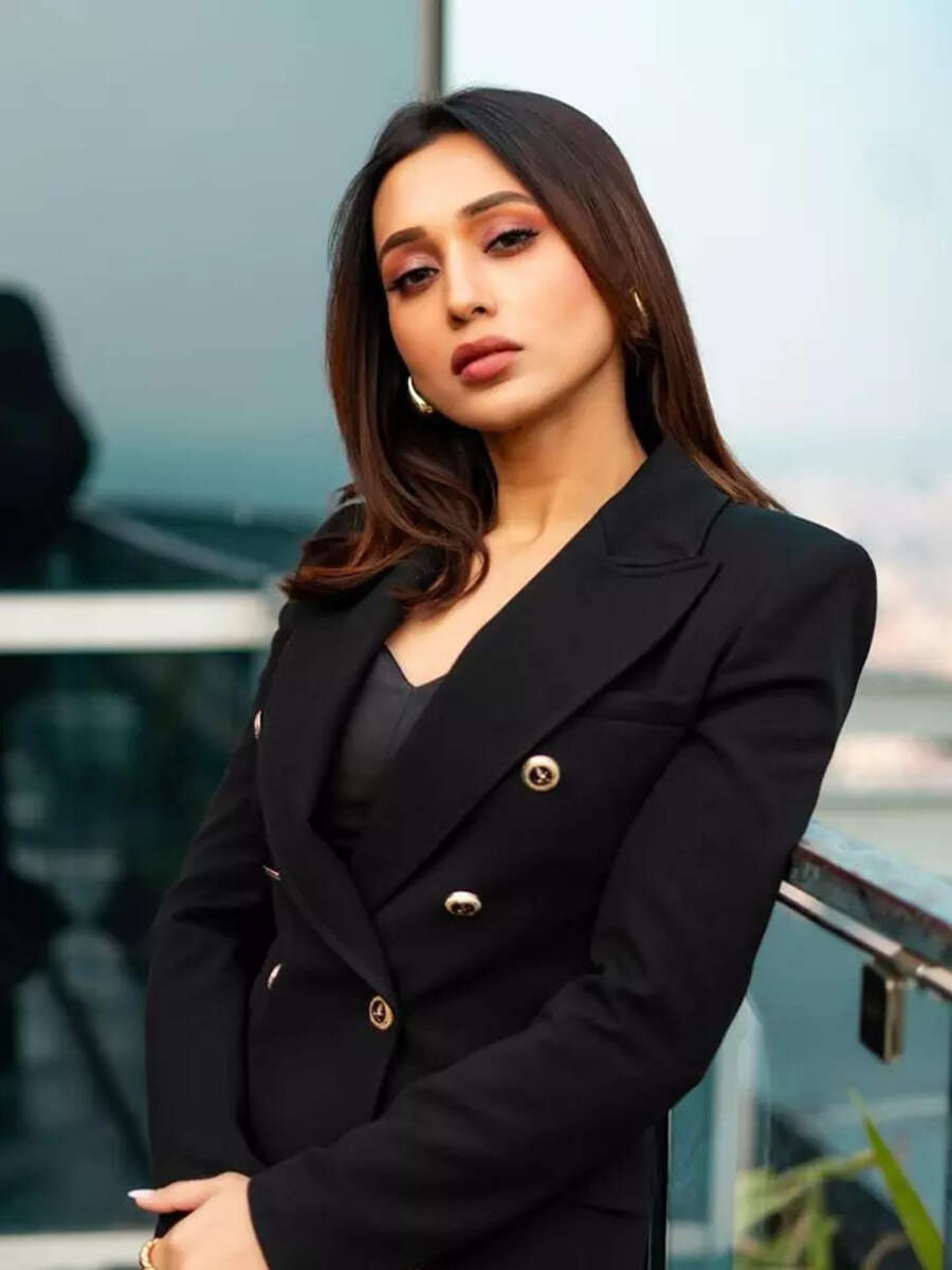 Mimi Chakraborty dominates in black, exudes boss lady vibes in black ...