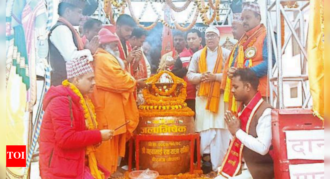 Grand welcome to Jal Kalash Yatra at Gorakhnath temple | Lucknow News ...