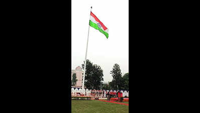 Giant Tricolour: Giant Tricolour To Fly High 24x7 Atop Ssb Headquarters ...