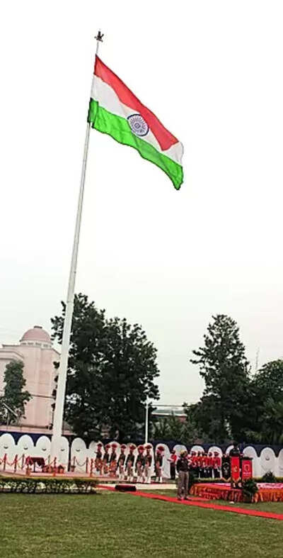 Giant Tricolour: Giant Tricolour To Fly High 24x7 Atop Ssb Headquarters ...