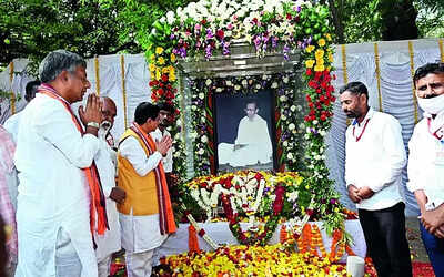 Siddeshwar Swami: Living up to Siddeshwar Swami's Ideals: A Tribute to ...