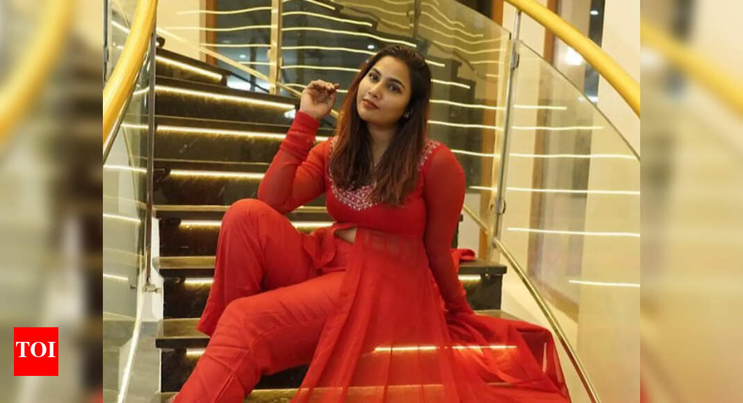Bigg Boss Tamil fame Myna Nandhini looks stylish in an adorable grown ...