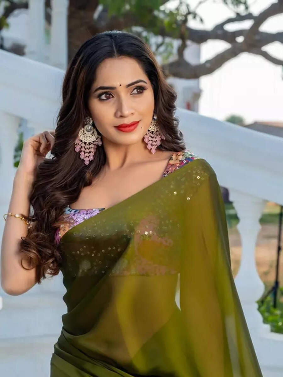 Shobha Shetty stuns in her new photoshoot | Times of India