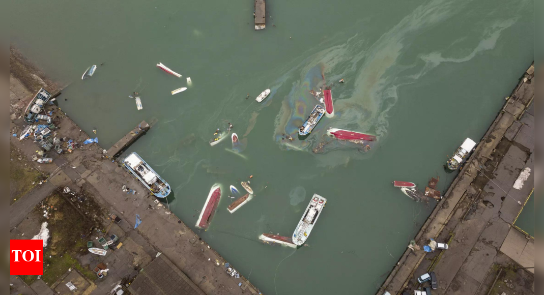 5 fishermen rescued 12 hours after boat capsize | India News - Times of ...