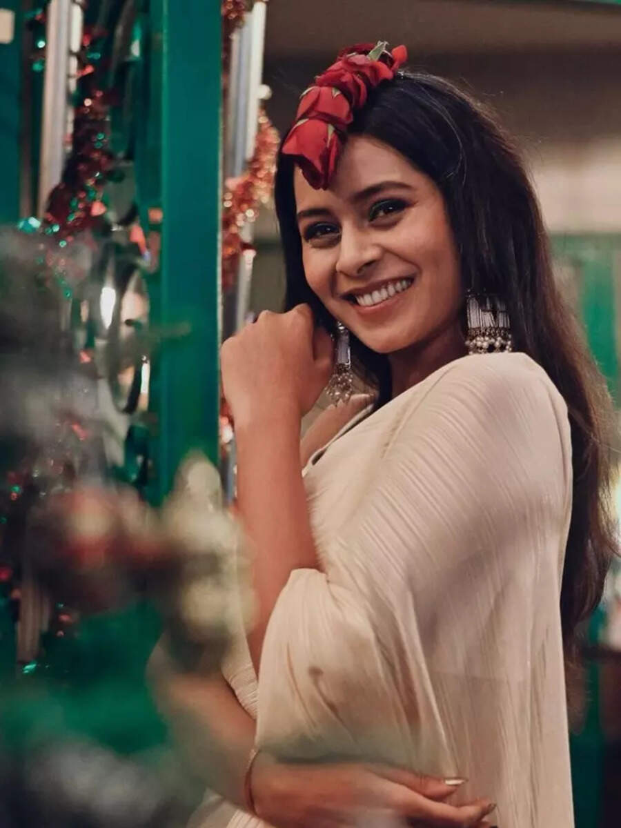 Ishitha Varsha's bold and beautiful Look in a white designer saree ...