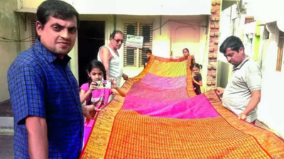 AP weaver to gift 60 metre Rama Koti saree to Ayodhya | Hyderabad News ...