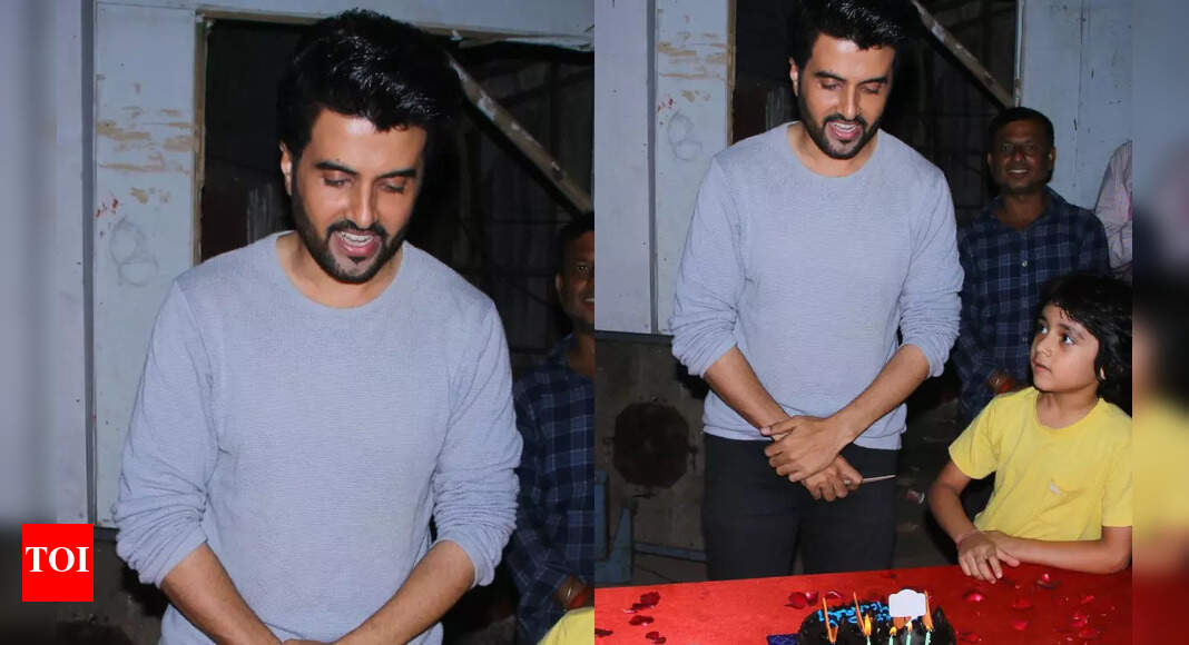 Yeh Hai Chahatein actor Manas Shah celebrates his birthday on sets ...