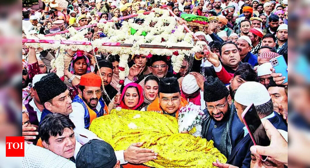 Ajmer Dargah: Chaddar From Pm Modi Offered At Ajmer Dargah | Ajmer News ...