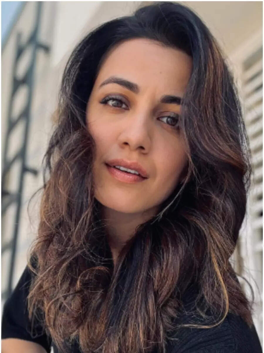 Flawless looks of Esha Kansara | Times of India