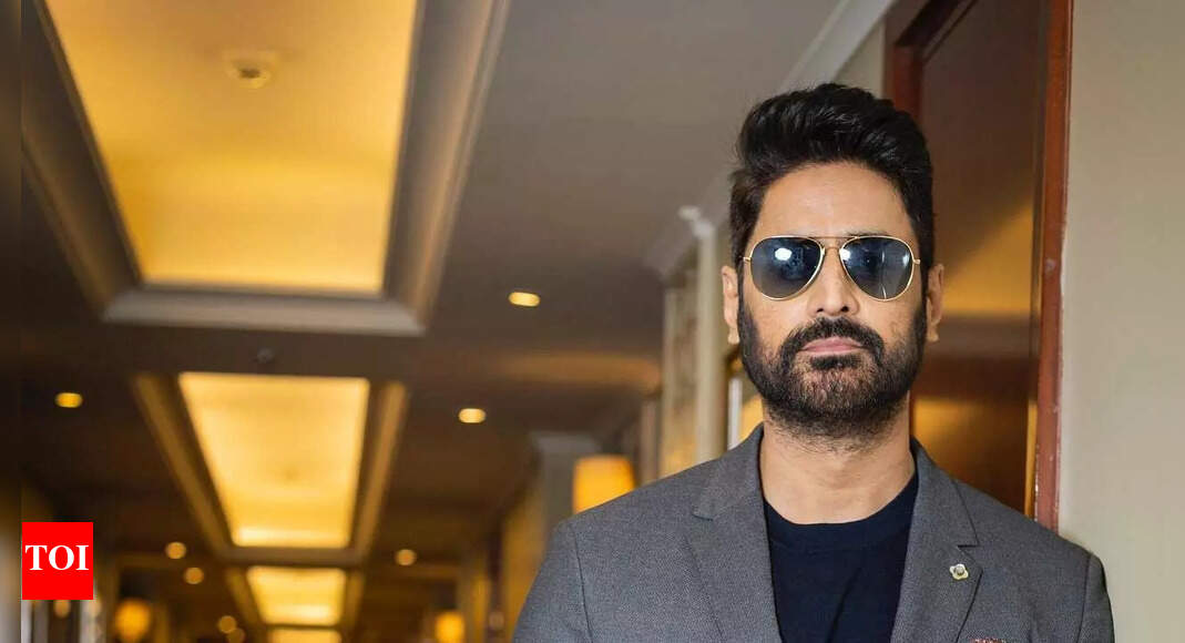 Watch Mohit Raina, Roshan Mathew, Sarah Jane Dias in 'Kan Khajura ...