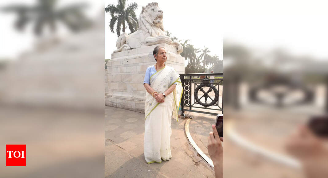Raakhee Gulzar: Singing a Bengali Song and Enjoying Phuchkas in Kolkata ...