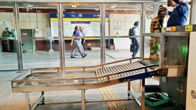 Security Checks: Extra Checks At Metro Stns For R-day | Delhi News ...