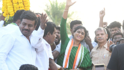 YS Sharmila vows for revival of Congress at Dr YSR memorial at Kadapa | - Times of India
