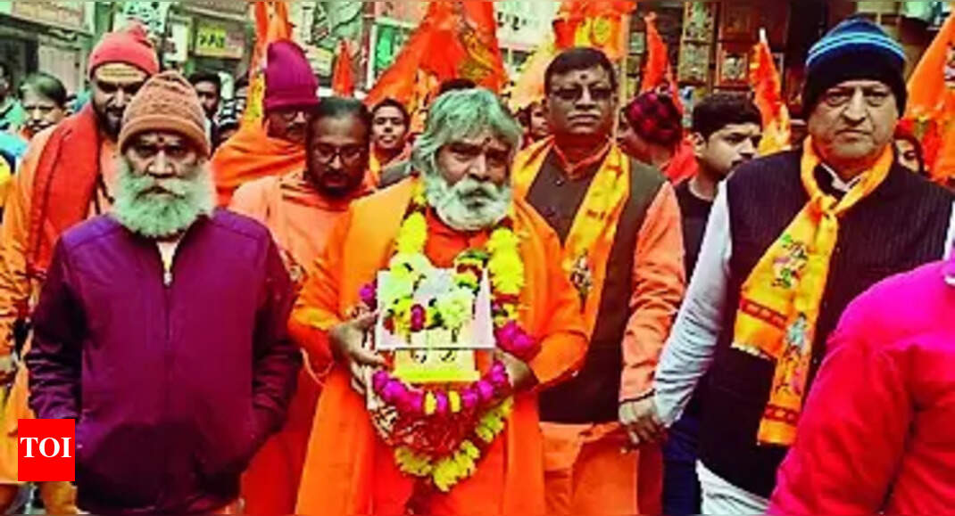 Kashi Dom Raja’s Family, Annapurna Temple Mahant Leave For Ayodhya ...