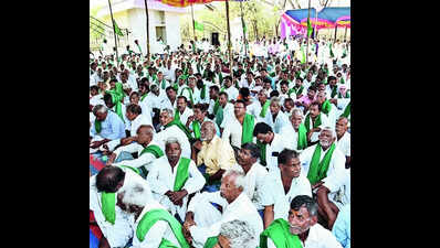 Haveri Farmers: Haveri Farmers Demand ₹25,000 Drought Relief Per Acre ...