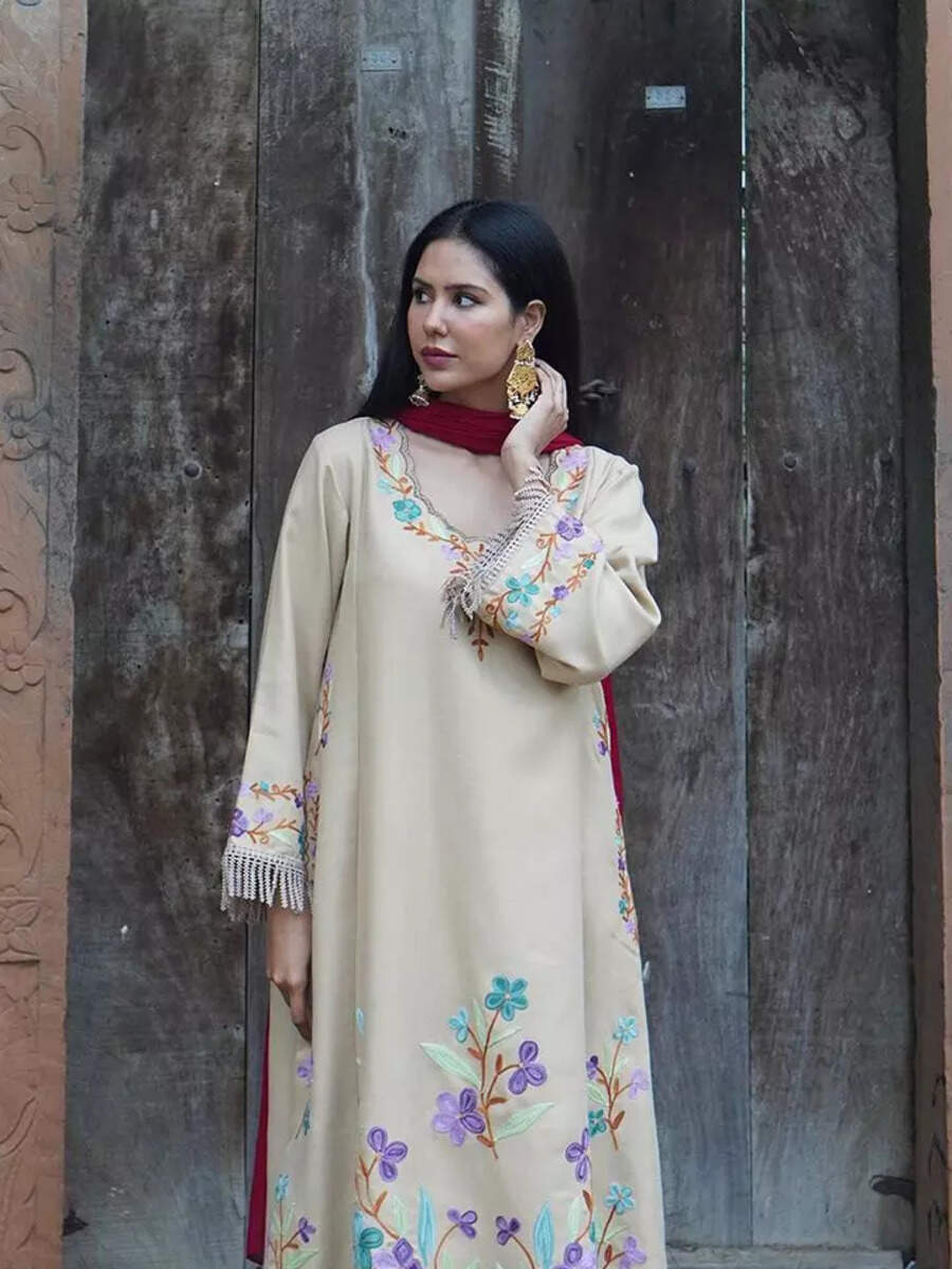 Sonam Bajwa charms all with her down-to-earth elegance | Times of India