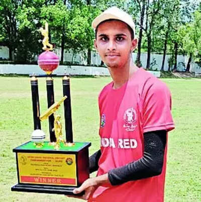 Cricketer-Physio Aftab: Cricketer-physio Aftab Shines in Blind Cricket ...