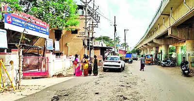 Service Road Near Crawford RoB: Risky Commute: Service Road near ...