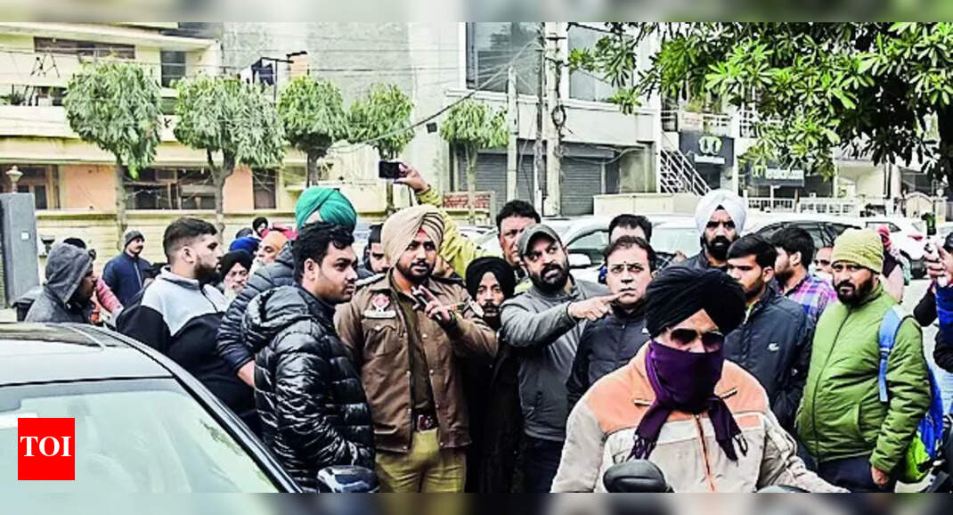 Model Town Extension: Model Town Ext Sealing Drive Sparks Furore In Pol ...