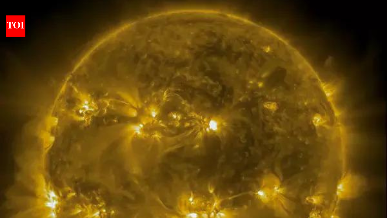 Nasa captures eruption on Sun, emission of powerful solar flare | - The ...