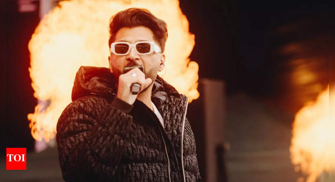 Pakistani singer Bilal Saeed apologizes for throwing mic at students during his concert: 'I ...