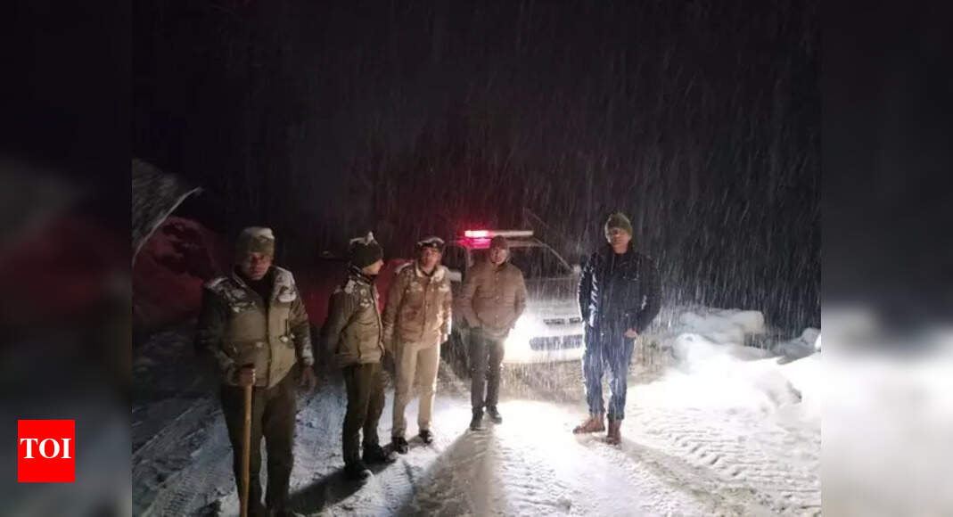 Heavy Snowfall in Himachal Pradesh: 300 Tourists Rescued near Atal Tunnel in Rohtang | Shimla ...