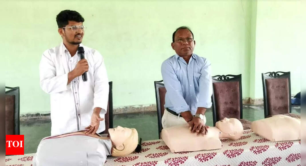 Telangana: Constable administers CPR, revives man who collapsed after ...