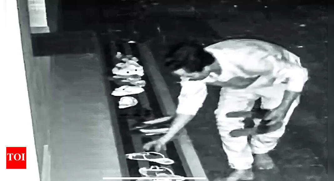 Thief Caught on Cam Stealing Ladies Footwear | Kozhikode News ...