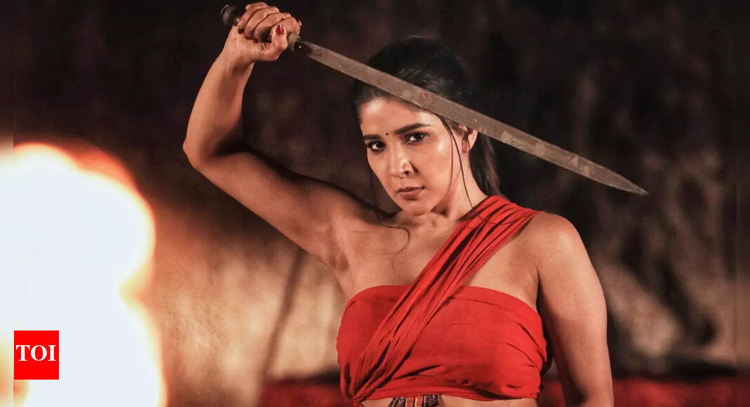 Sakshi Agarwal Trains in Kalari for Malayalam Film Song | News ...